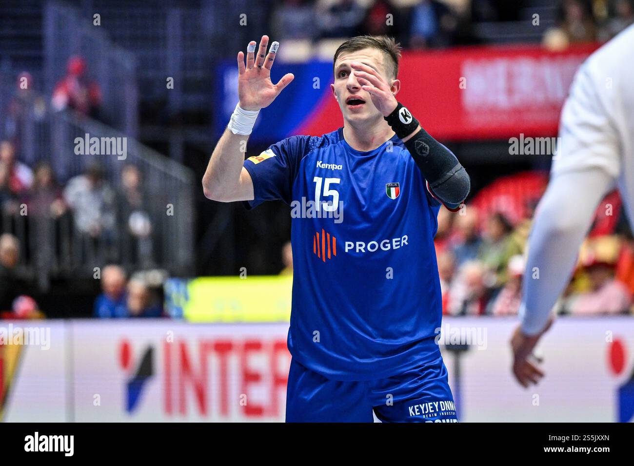 Herning, Denmark. 14th Jan, 2025. Simone Mengon of Italy during IHF Men ...