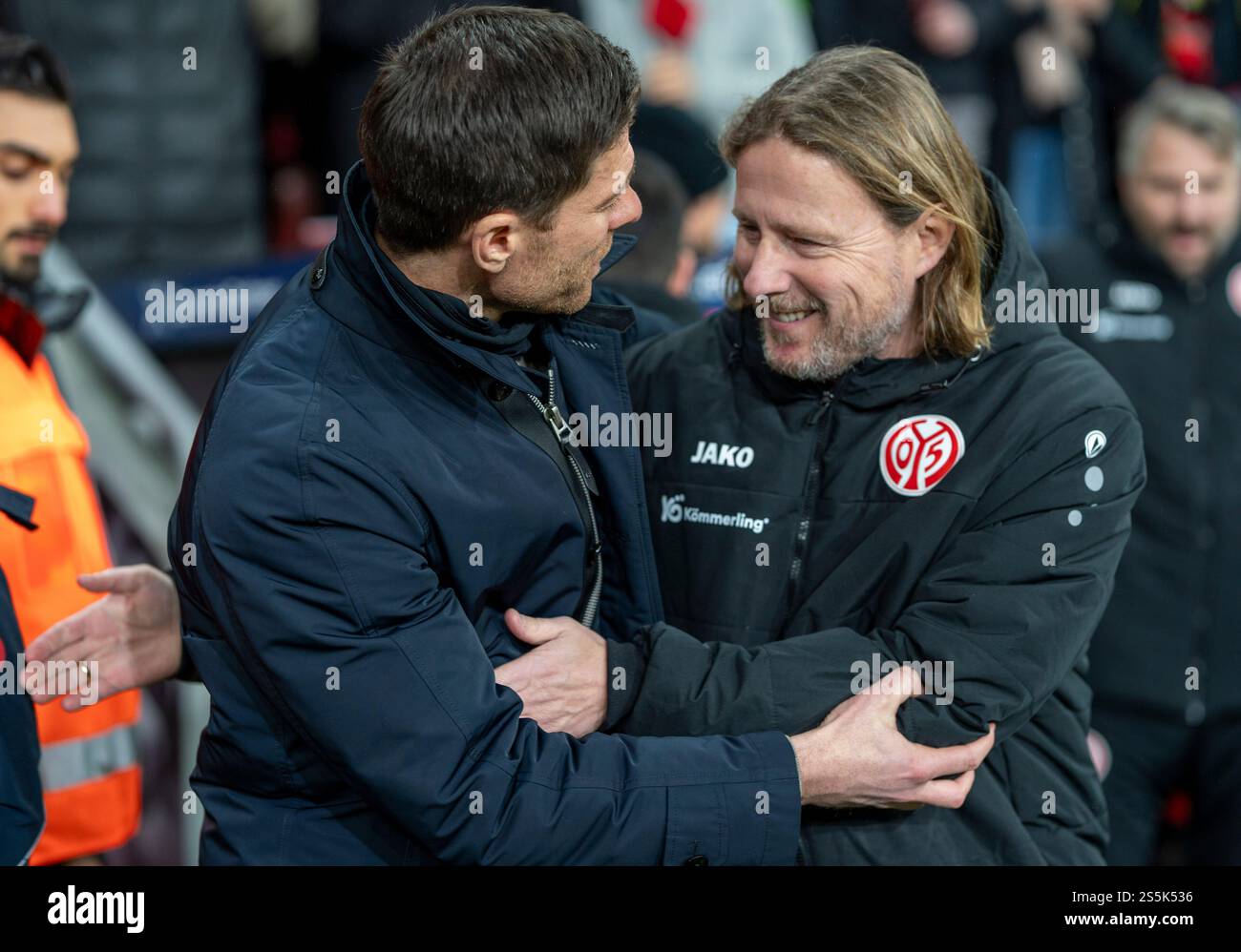 Vor dem Anstoss begrüßen sich Xabi Alonso (Bayer 04 Leverkusen, Trainer ...