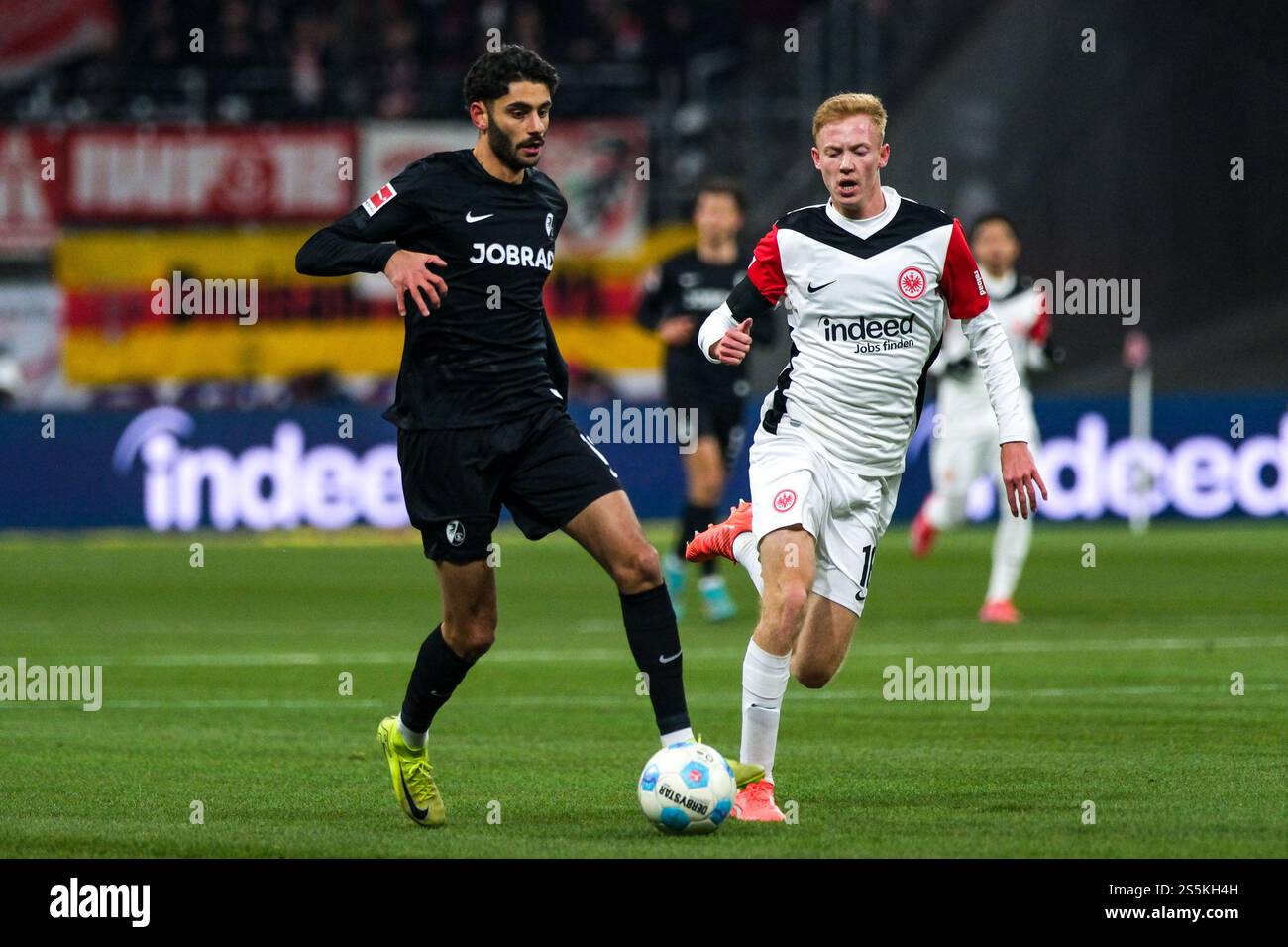 Eren Sami Dinkci (SC Freiburg, #18) im Zweikampf mit Hugo Larsson ...