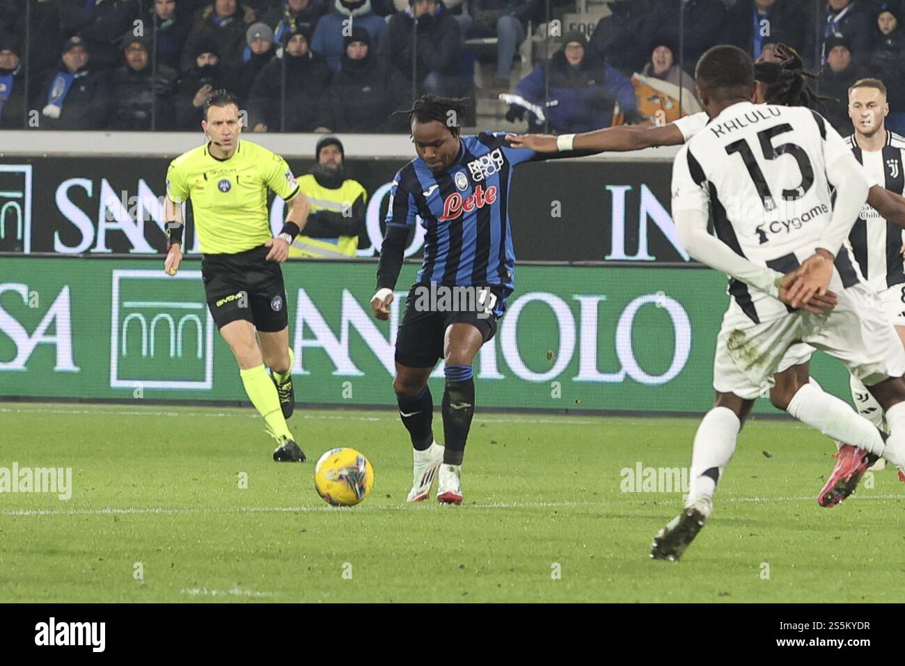 Bergamo, Italy. 14th Jan, 2025. Ademola Lookman of Atalanta BC kick the ...