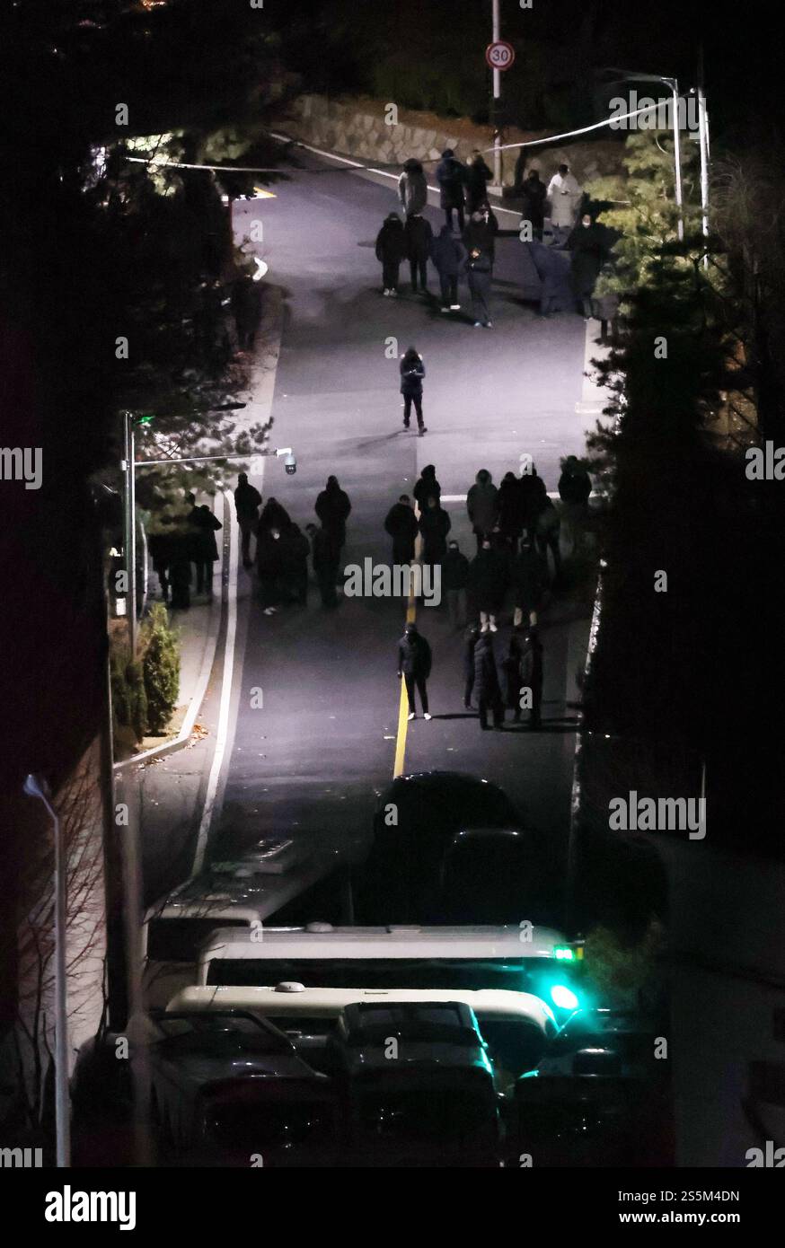 Investigators begin 2nd attempt to detain Yoon Security guards are on ...