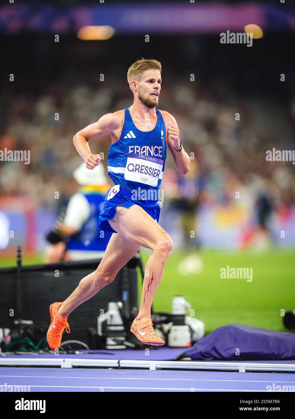 Jimmy Gressier participating in the 10.000 meters at the Paris 2024 ...