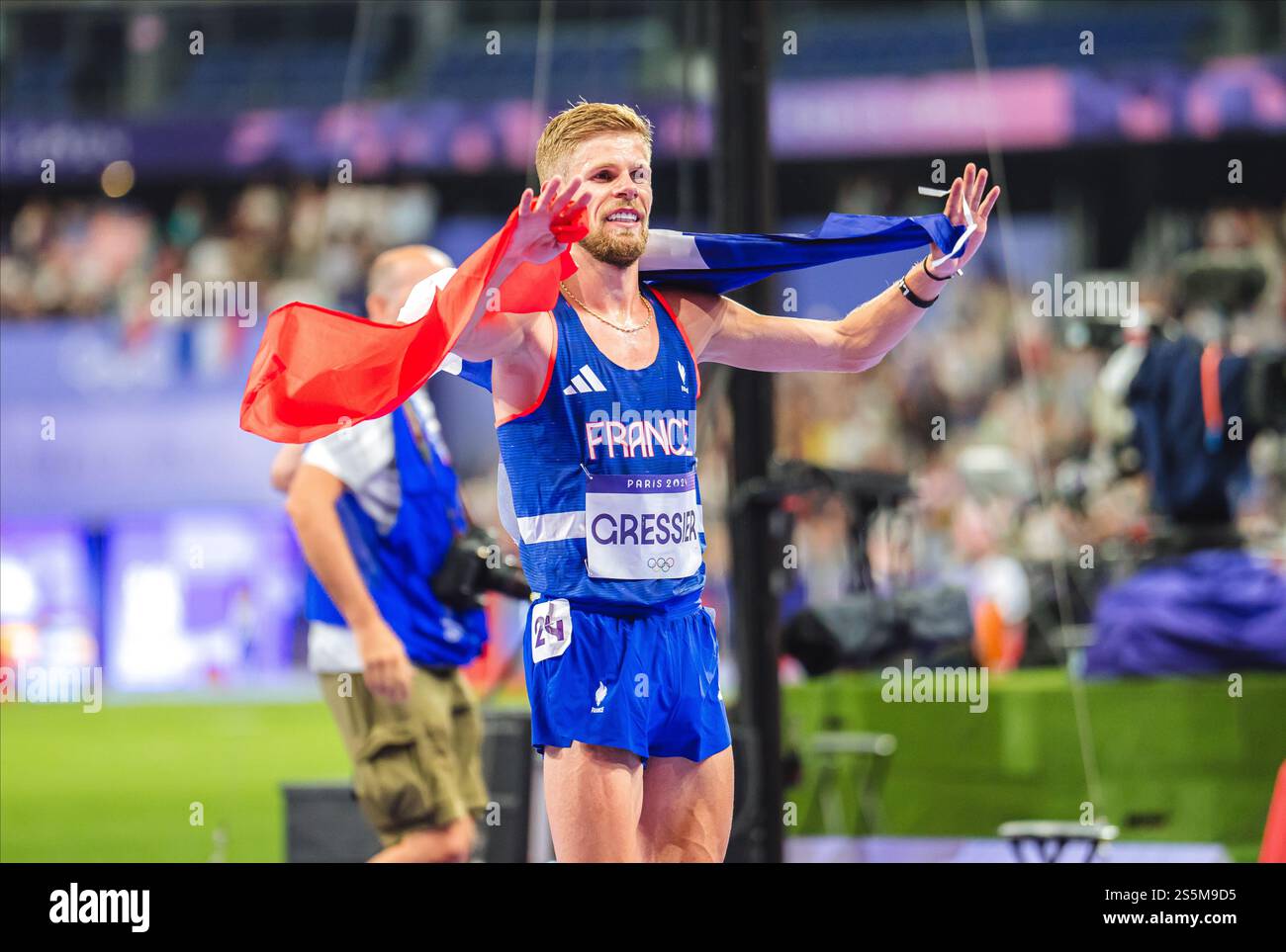 Jimmy Gressier participating in the 10.000 meters at the Paris 2024 ...