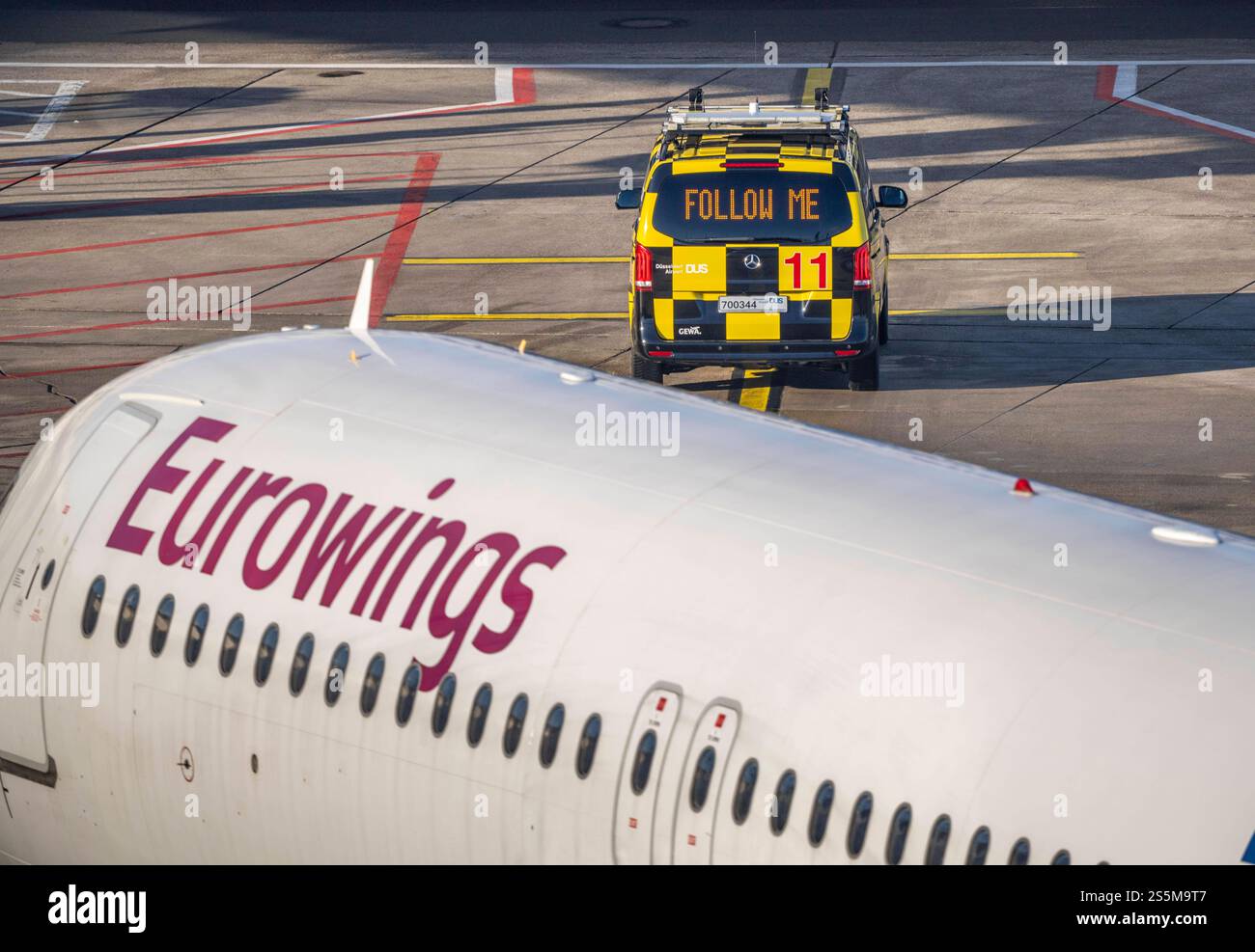 Follow Me Fahrzeug, Lotsenfahrzeug, Vorfeldaufsicht, Marshaller ...