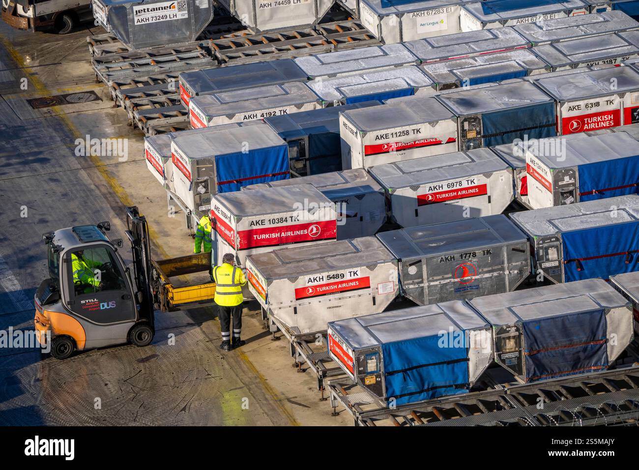 Flughafen Düsseldorf, Unit Load Devices, ULD, Container für Gepäck und ...