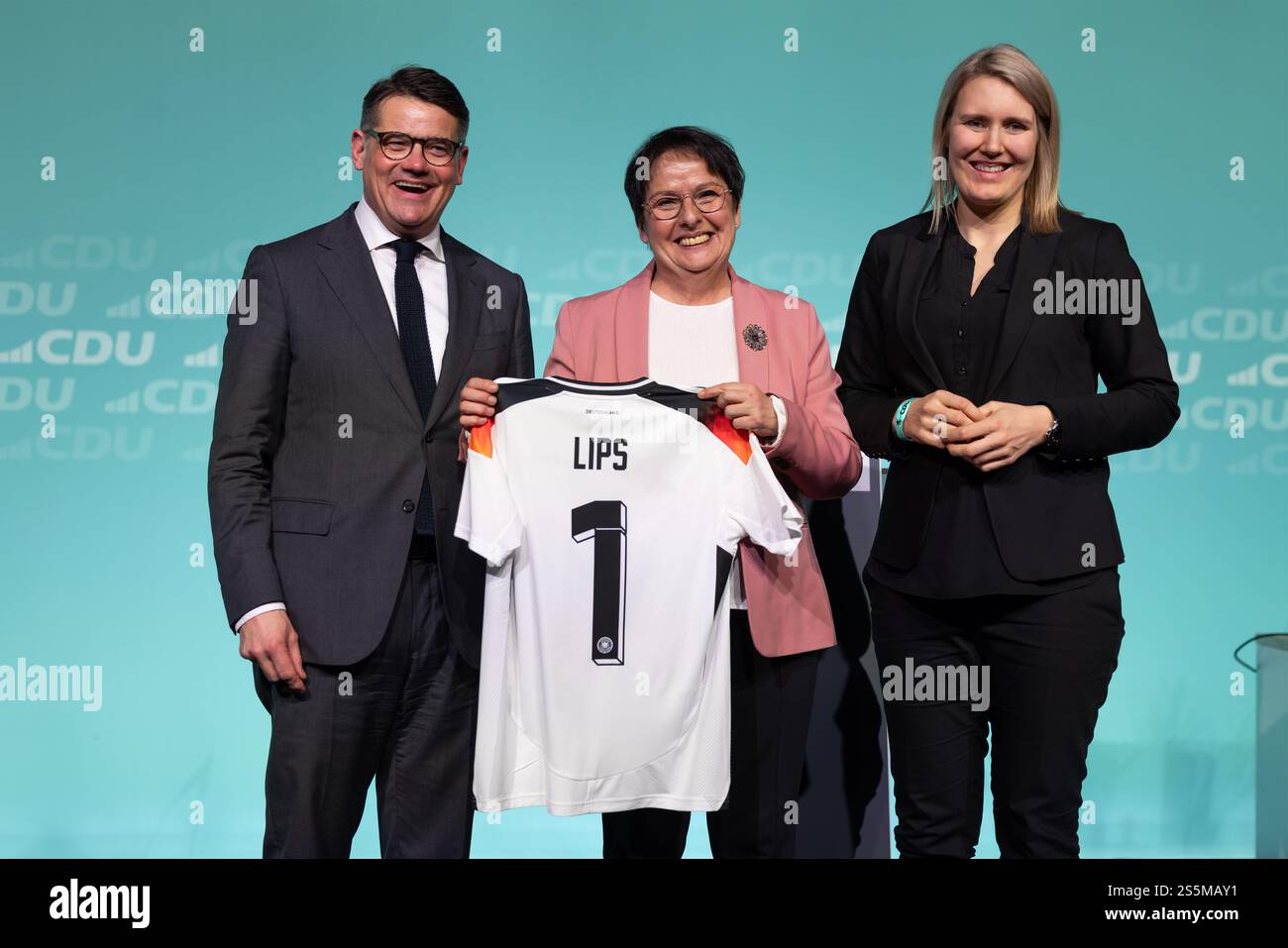 14 January 2025, Hesse, Alsfeld: Boris Rhein (CDU, l), Minister ...
