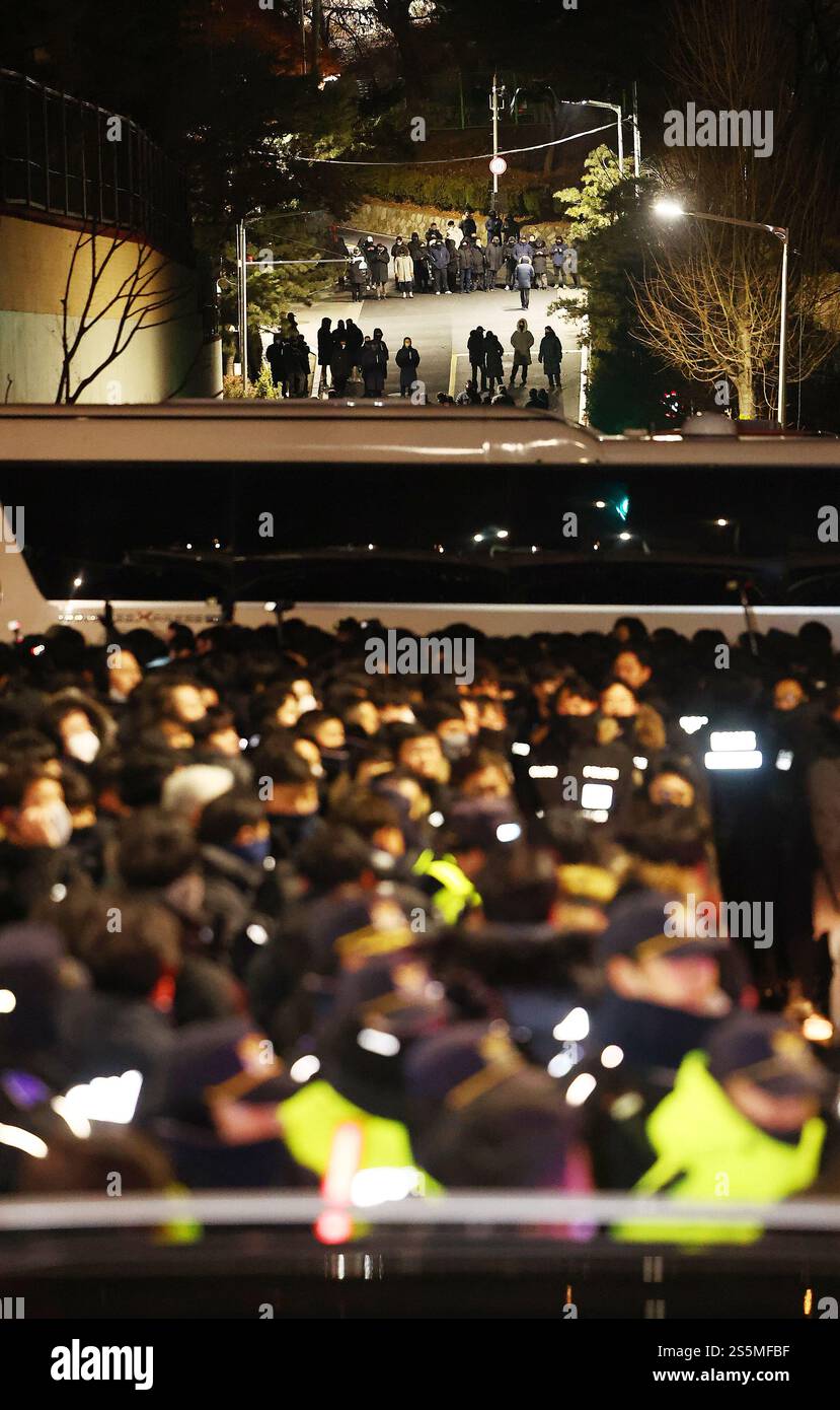 15th Jan, 2025. Investigators begin 2nd attempt to detain Yoon Security ...