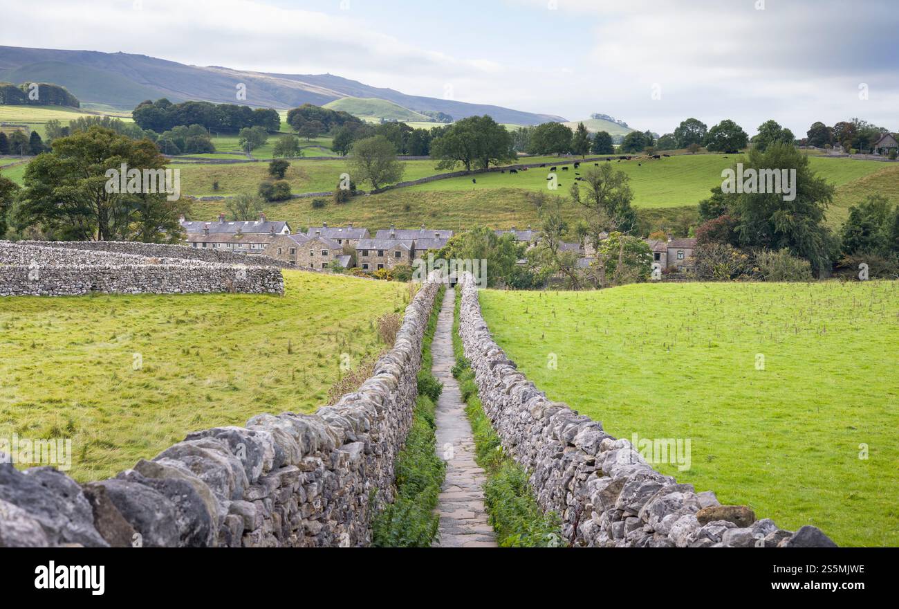 Dry stone walls at Sedber Lane, Grassington. Wharfedale landscape ...