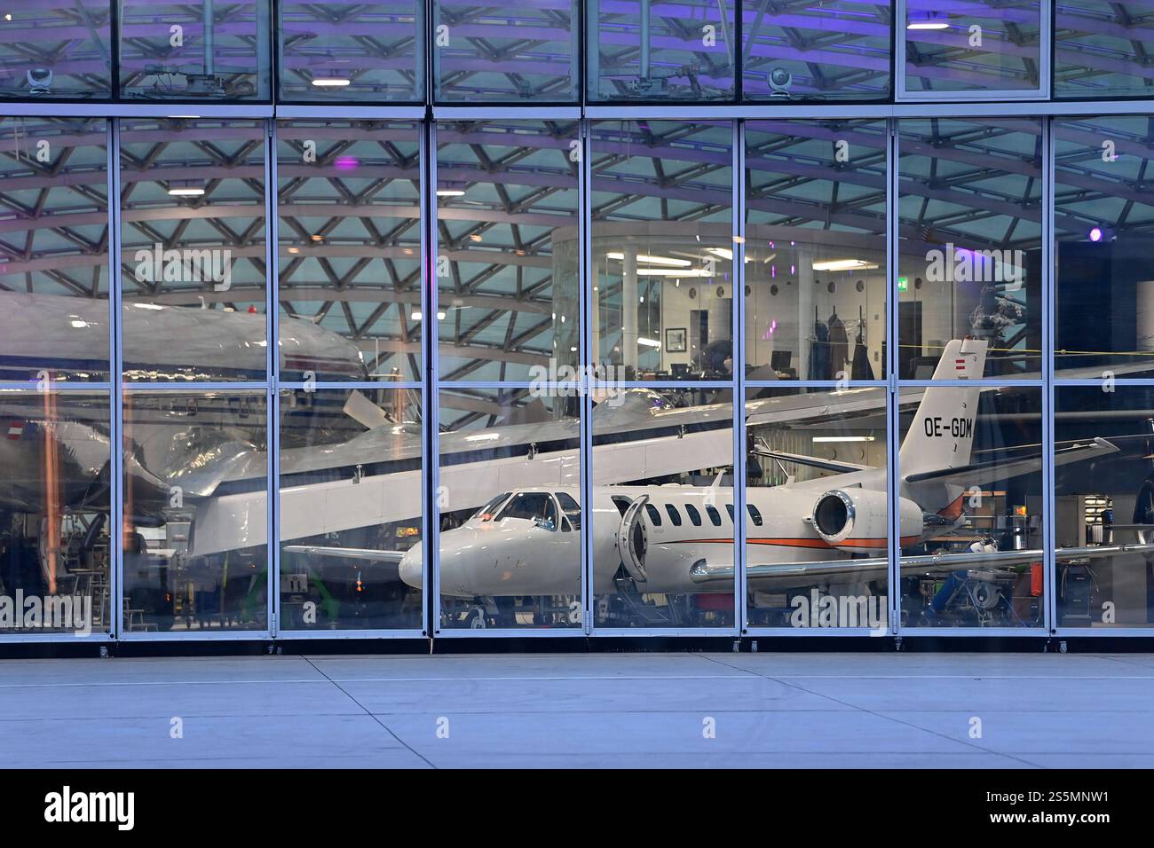 Flugzeuge der Flying Bulls in einem Hangar am Flughafen Salzburg ...