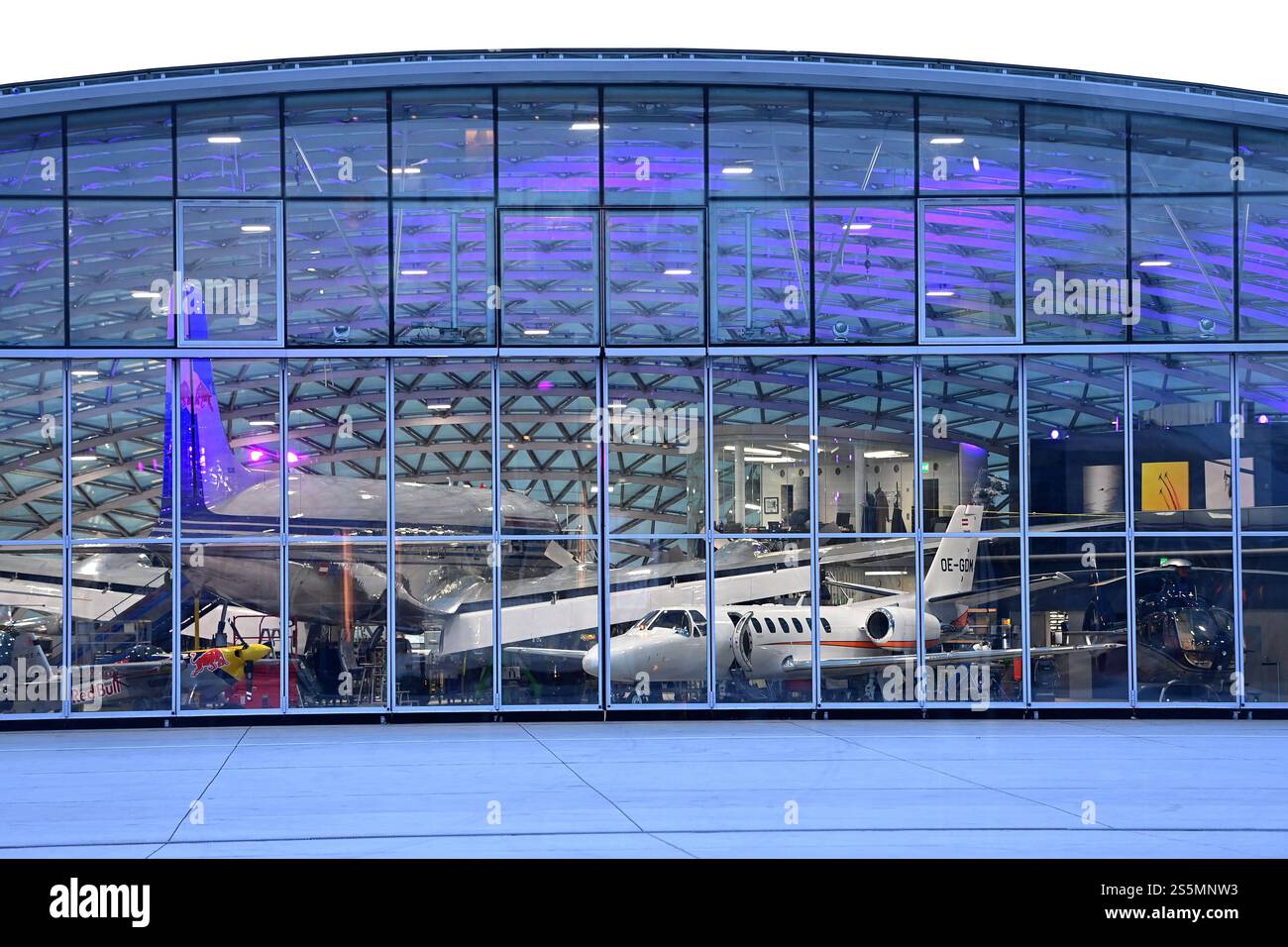 Flugzeuge der Flying Bulls in einem Hangar am Flughafen Salzburg ...