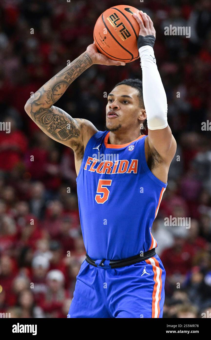 Florida guard Will Richard (5) runs a play against Arkansas during an ...