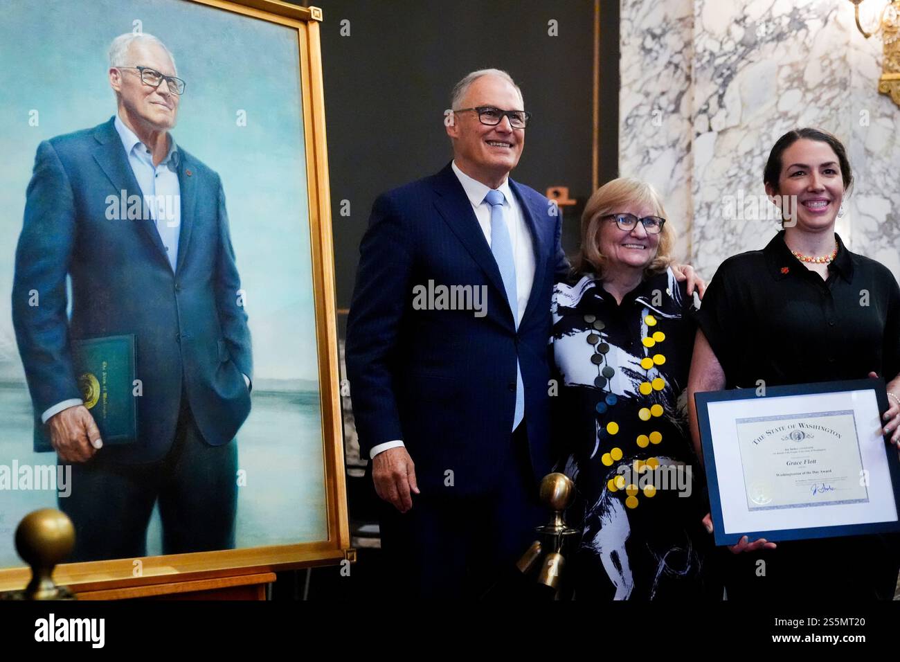 Washington Gov. Jay Inslee poses for a photo with wife Trudi, center ...