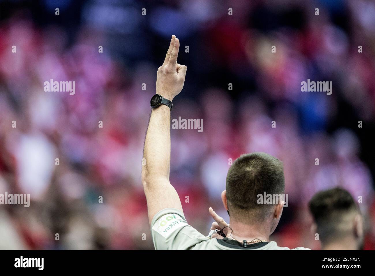 Herning, Denmark. 14th Jan, 2025. The referee gives a two minutes ...