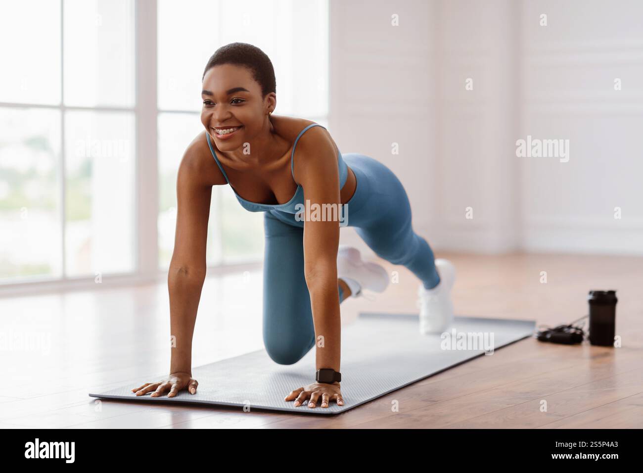 Sporty Cheerful Woman Doing Cross Body Mountain Climbers Exercise Stock ...