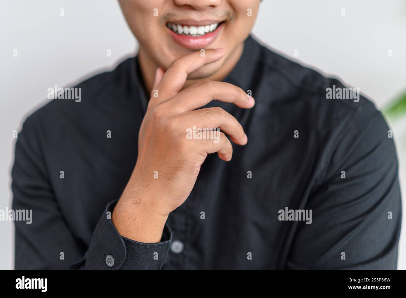 The black-robed worker smiled happily and put his hand on his chin ...