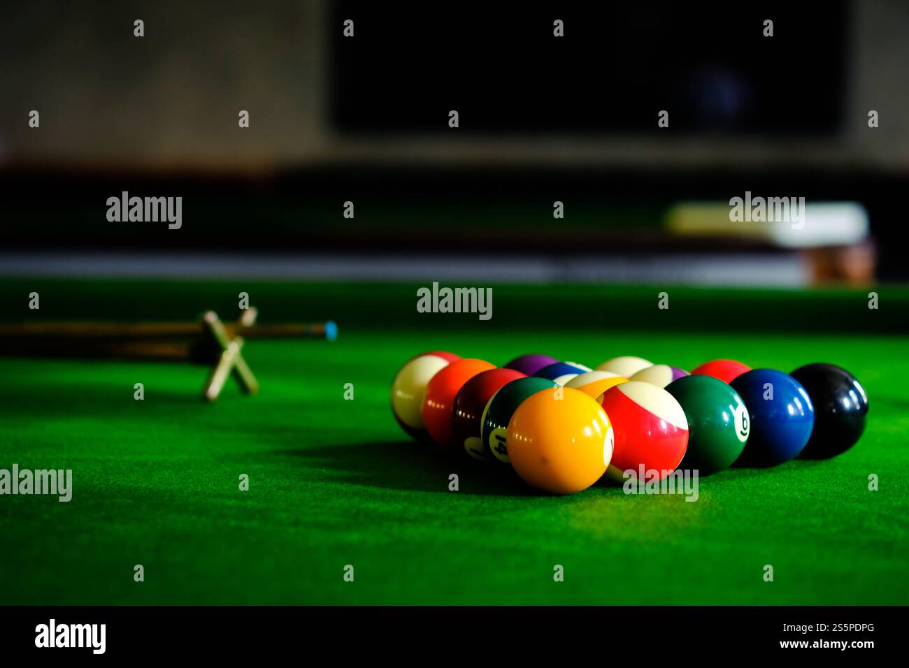 Billiard balls. Colorful snooker balls on green frieze Stock Photo - Alamy