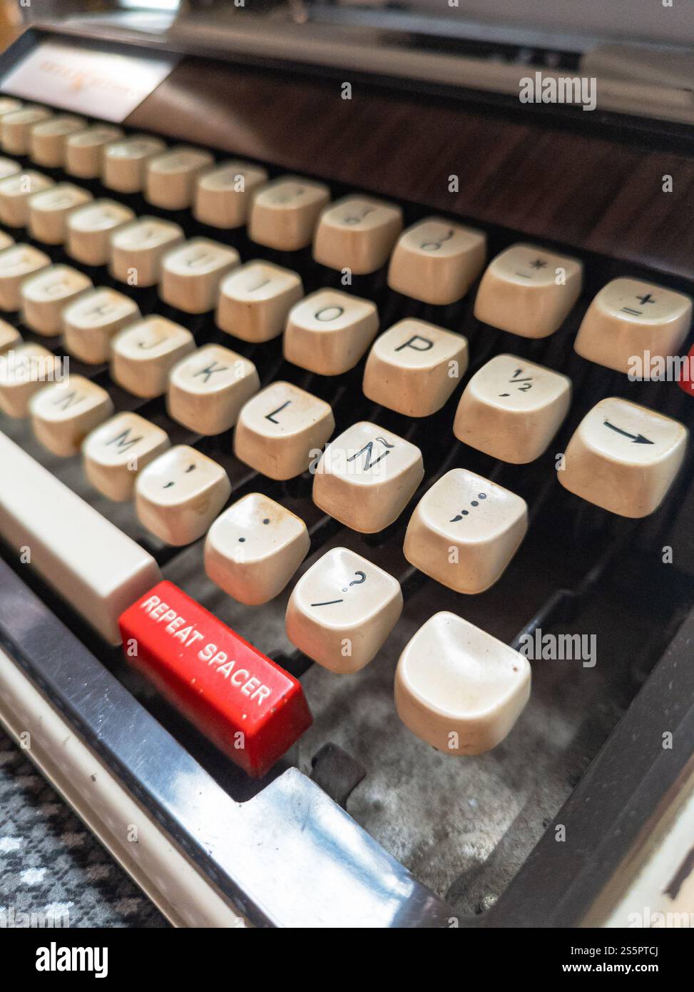 Repeat spacer hi-res stock photography and images - Alamy