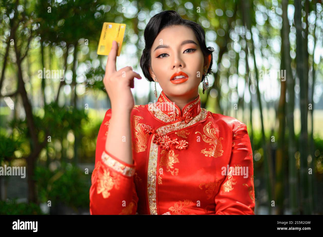 Portrait beautiful Asian woman in a Chinese cheongsam pose with credit ...