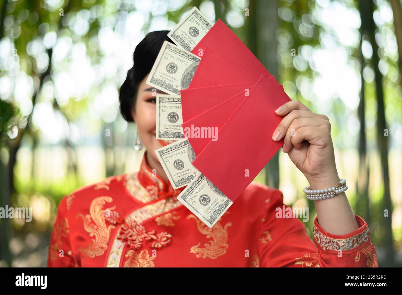 Selective focus pretty Asian woman in a Chinese cheongsam holding ...