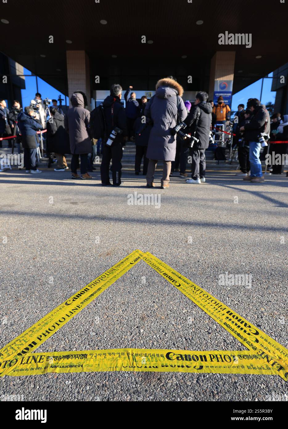 Yoon to appear at anti-corruption agency's office A triangle of yellow ...