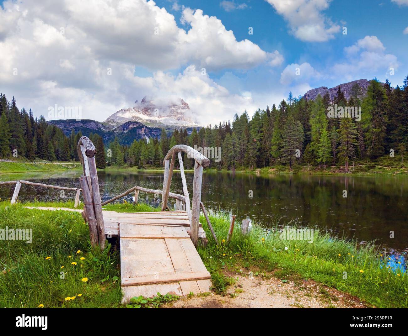 Beautiful summer Alpine lake lago di Antorno view (Italia Dolomites ...