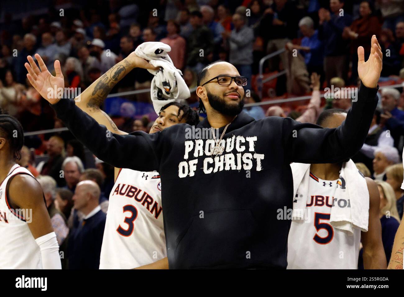 Auburn forward Johni Broome, center, reacts during the second half of an NCAA college basketball ...