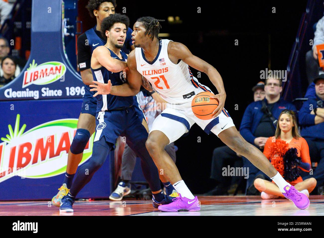 Illinois' Morez Johnson Jr. drives to the basket against Jahvin Carter ...
