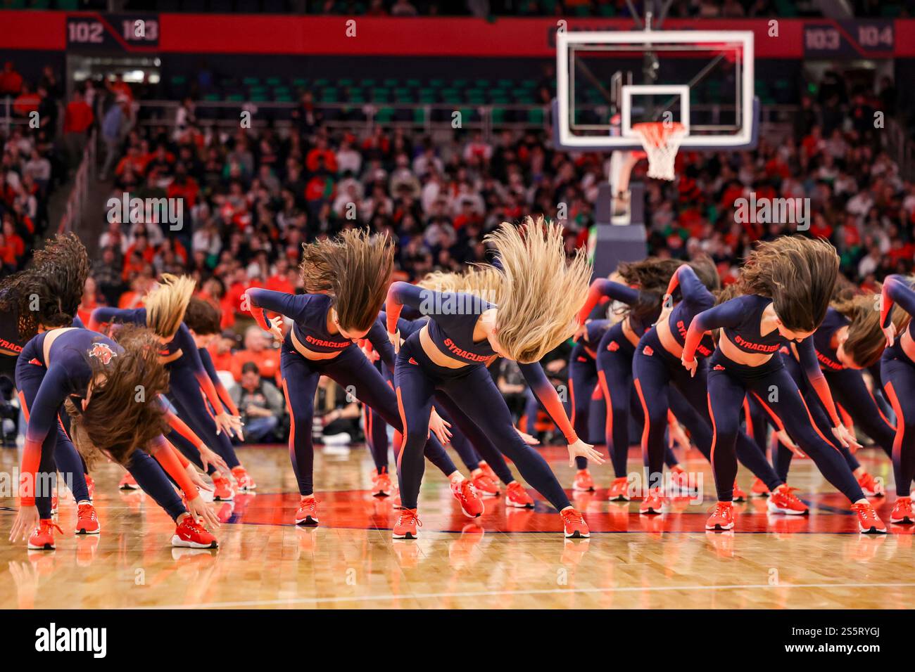 Syracuse, New York, USA. 14th Jan, 2025. Syracuse Orange dance team ...