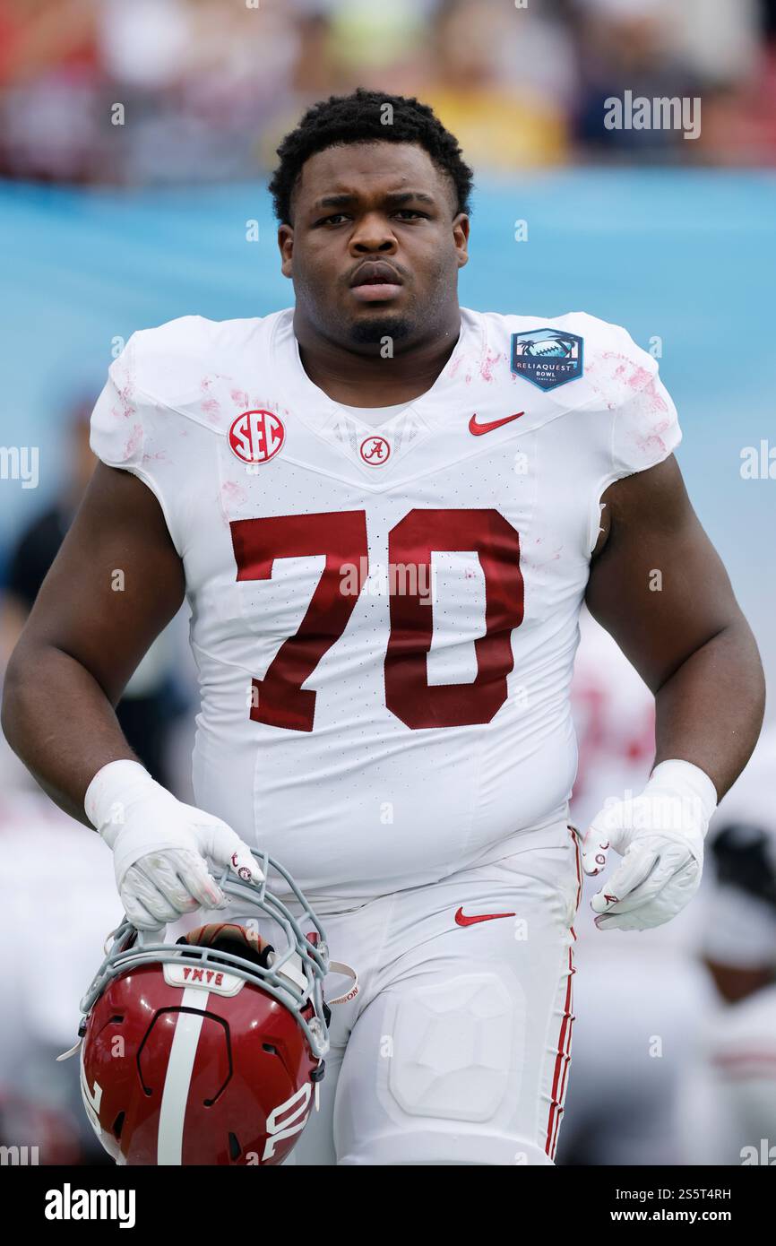 TAMPA, FL - DECEMBER 31: Alabama Crimson Tide offensive lineman William ...