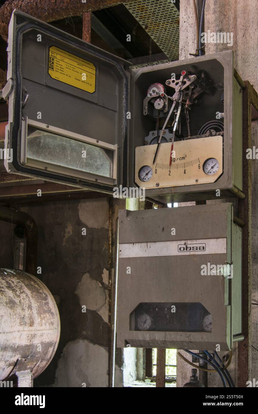 Details of an abandoned laboratory machine Stock Photo - Alamy