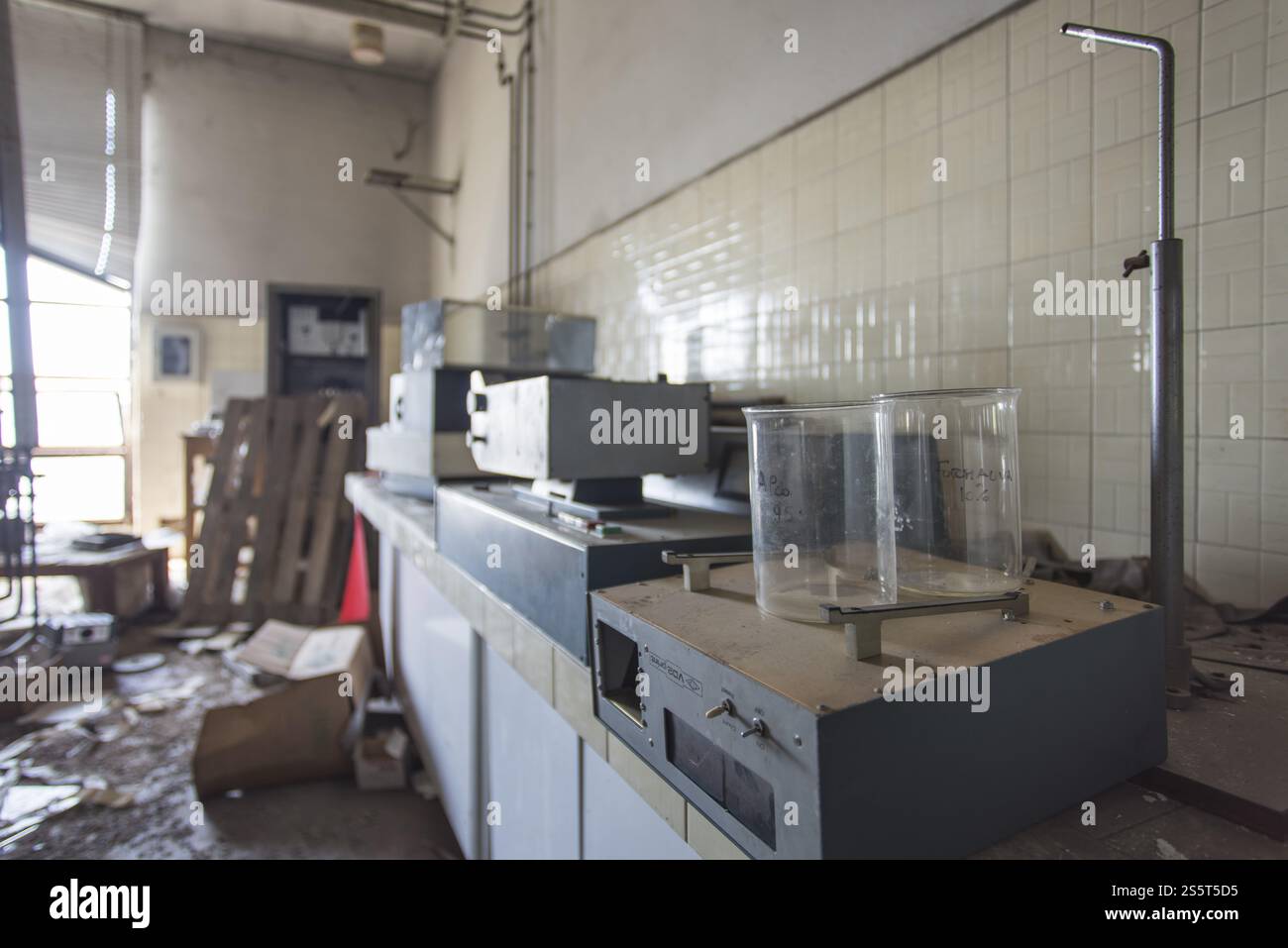 Details of an abandoned laboratory Stock Photo - Alamy