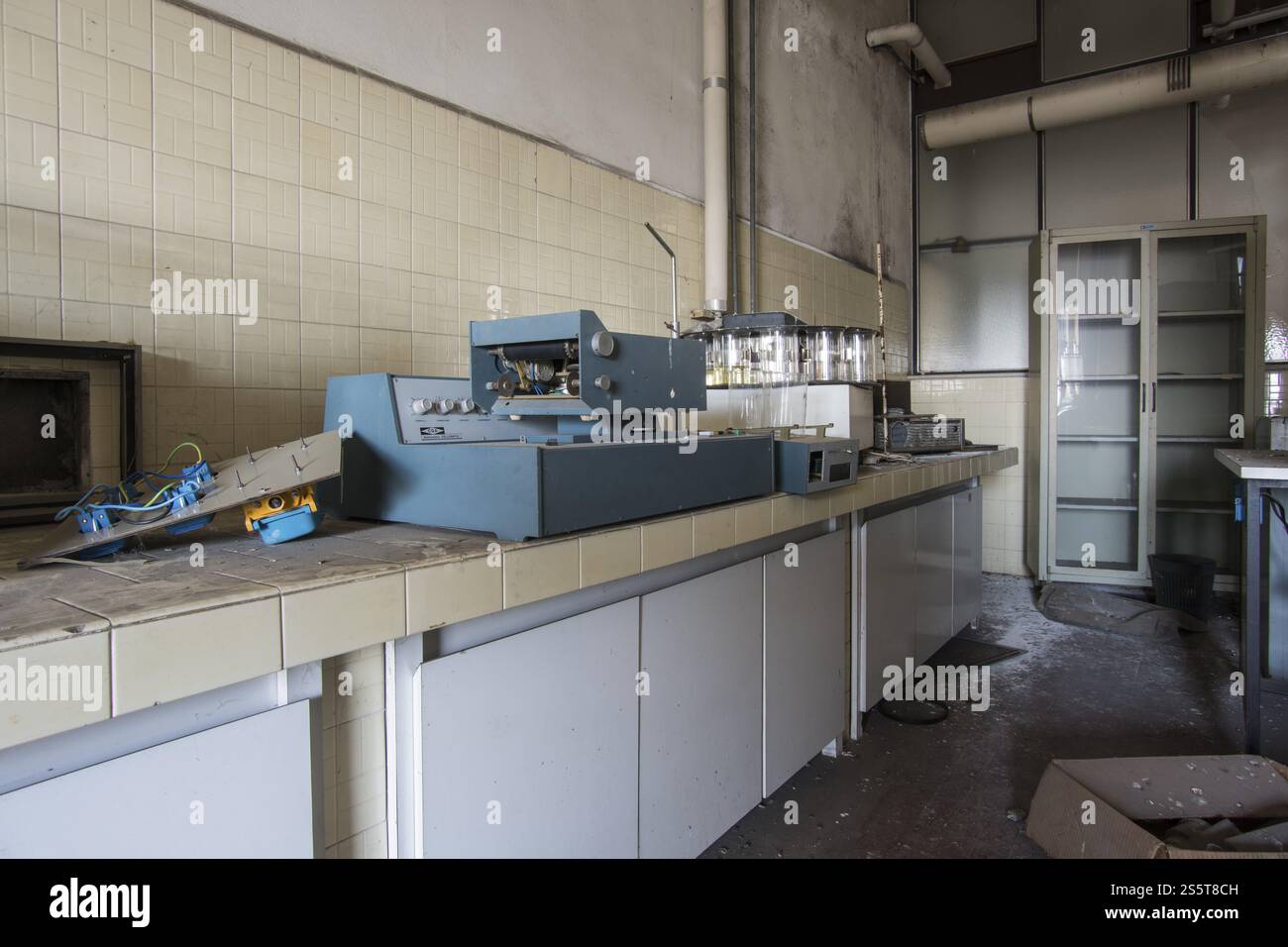 Details of an abandoned laboratory Stock Photo - Alamy