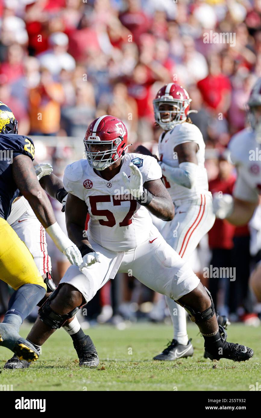 TAMPA, FL - DECEMBER 31: Alabama Crimson Tide offensive lineman Elijah ...