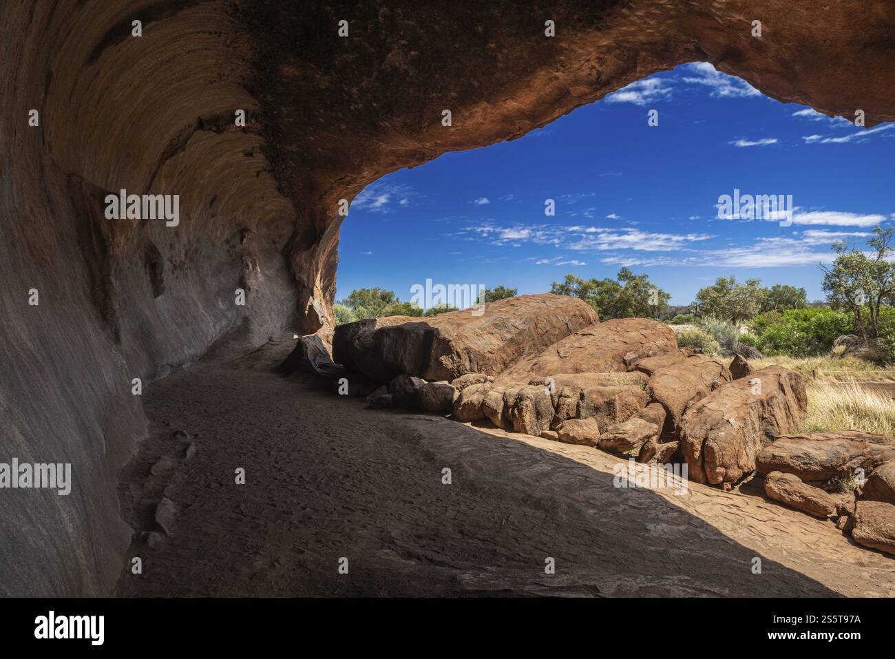 Uluru, formerly Ayers Rock, cave at Mala Walk, Uluru-Kata Tjuta ...