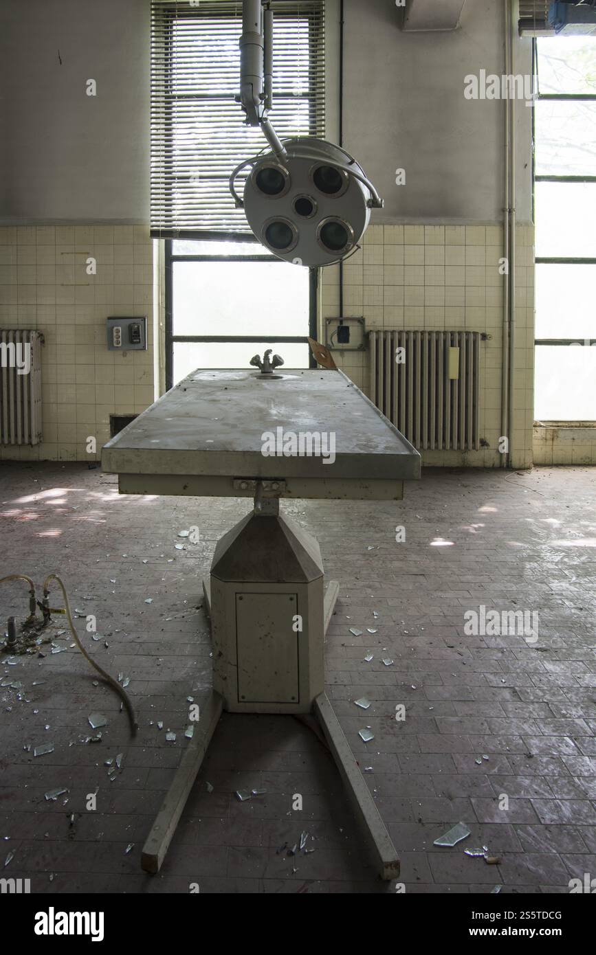 Details of an abandoned laboratory Stock Photo - Alamy