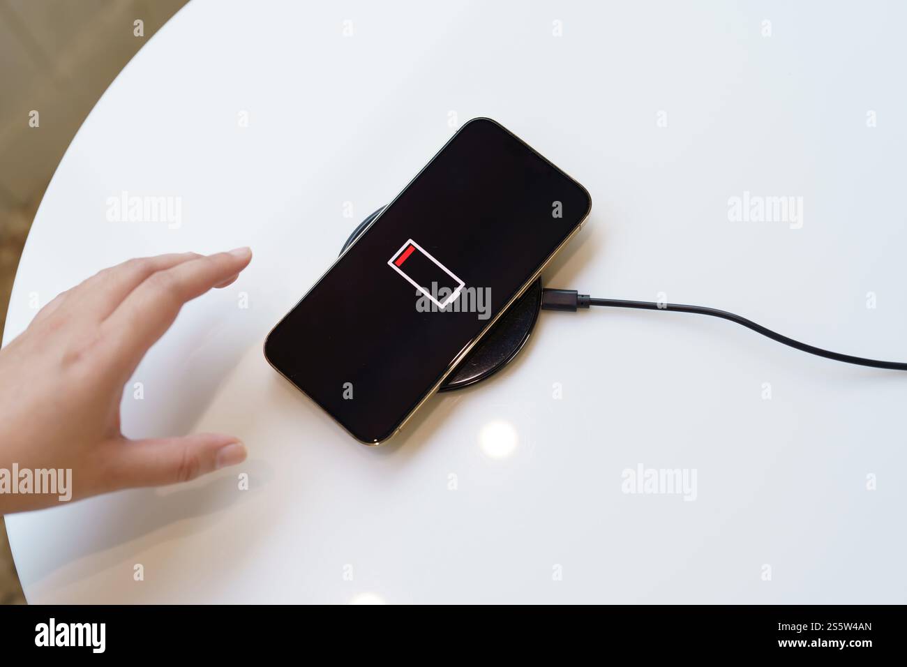 Charging mobile phone battery with wireless charging device in the ...