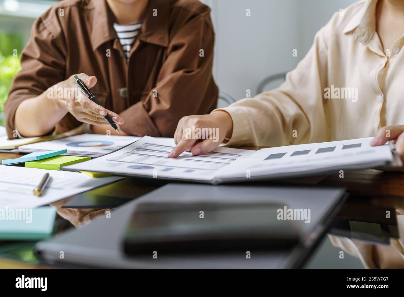 Business People brainstorming Meeting Design Ideas use post it notes to ...