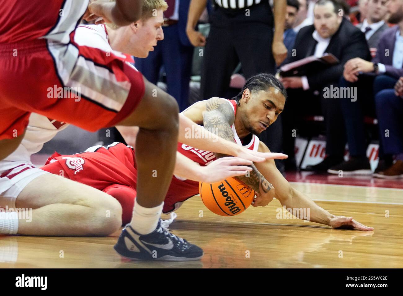 Ohio State guard Ques Glover, right, dives for the ball against ...