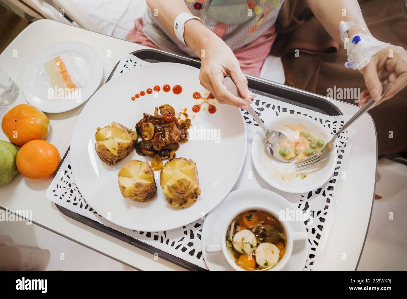 Female patient in bed eating healthy food menu served at hospital Stock ...
