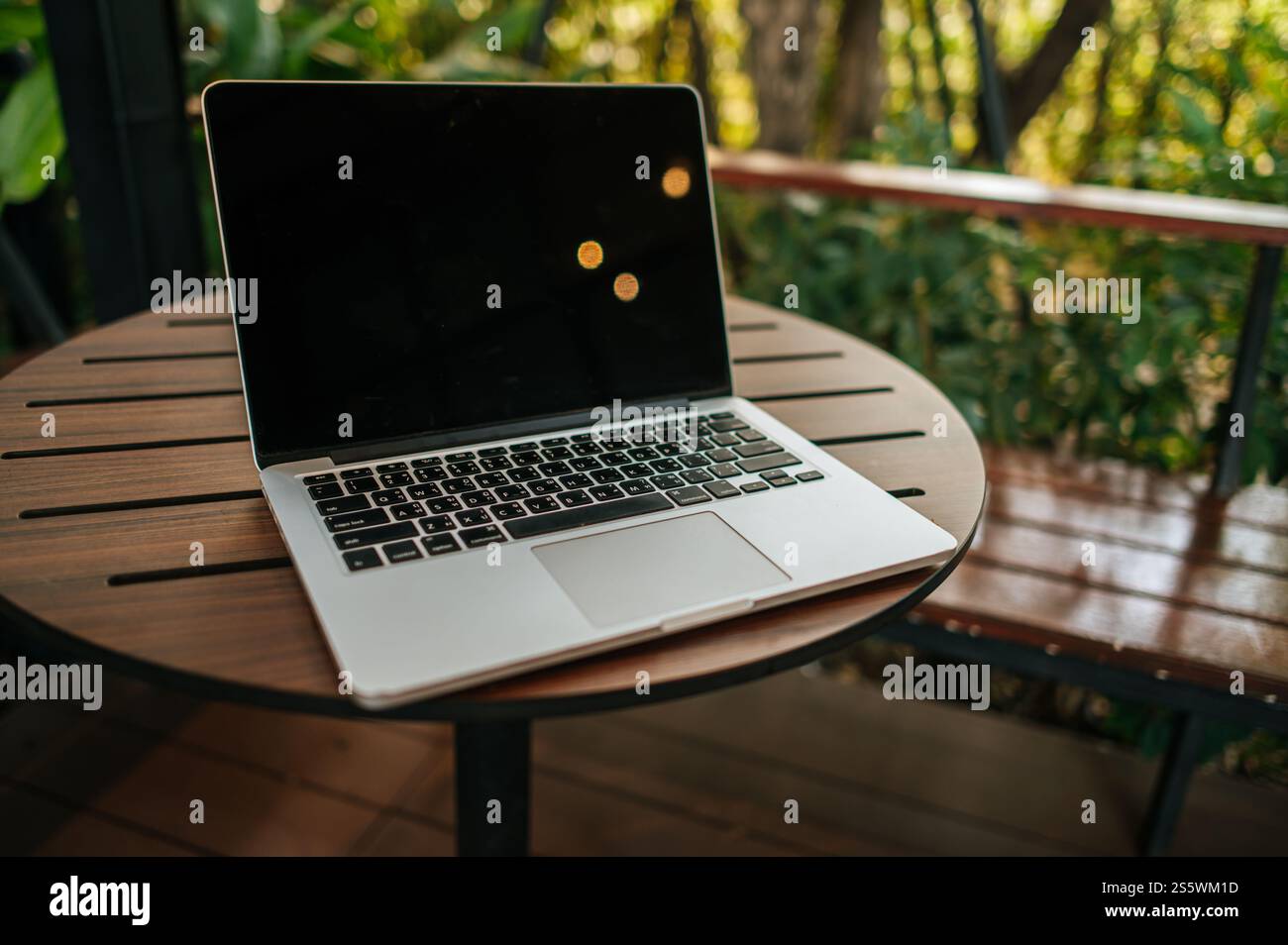 Office space in garden hi-res stock photography and images - Alamy