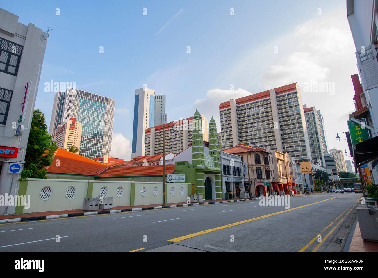 Masjid Jamae (Chulia) Mosque at 218 South Bridge Road in Chinatown ...