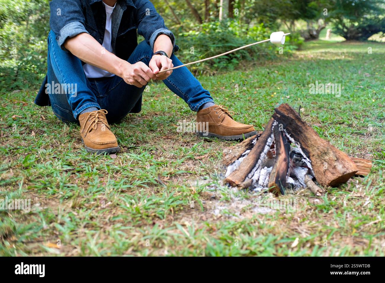Man making fire near camp hi-res stock photography and images - Alamy