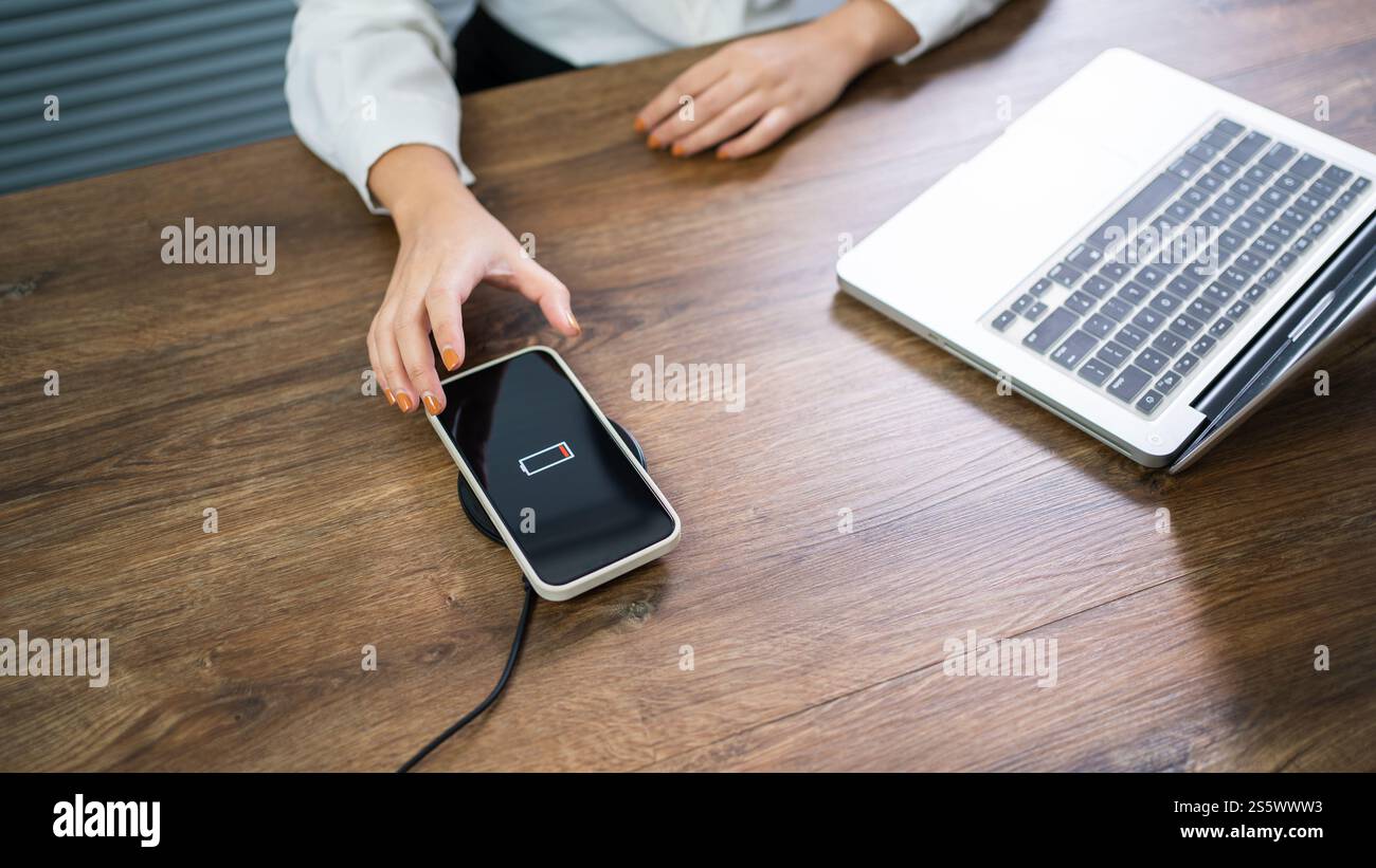 Charging mobile phone battery with wireless charging device in the ...