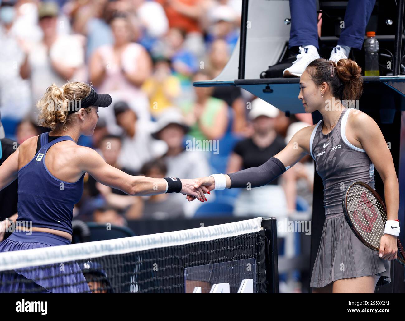 (250115) -- MELBOURNE, Jan. 15, 2025 (Xinhua) -- Zheng Qinwen (R) shakes hands with Laura ...