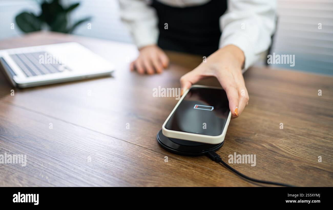 Charging mobile phone battery with wireless charging device in the ...