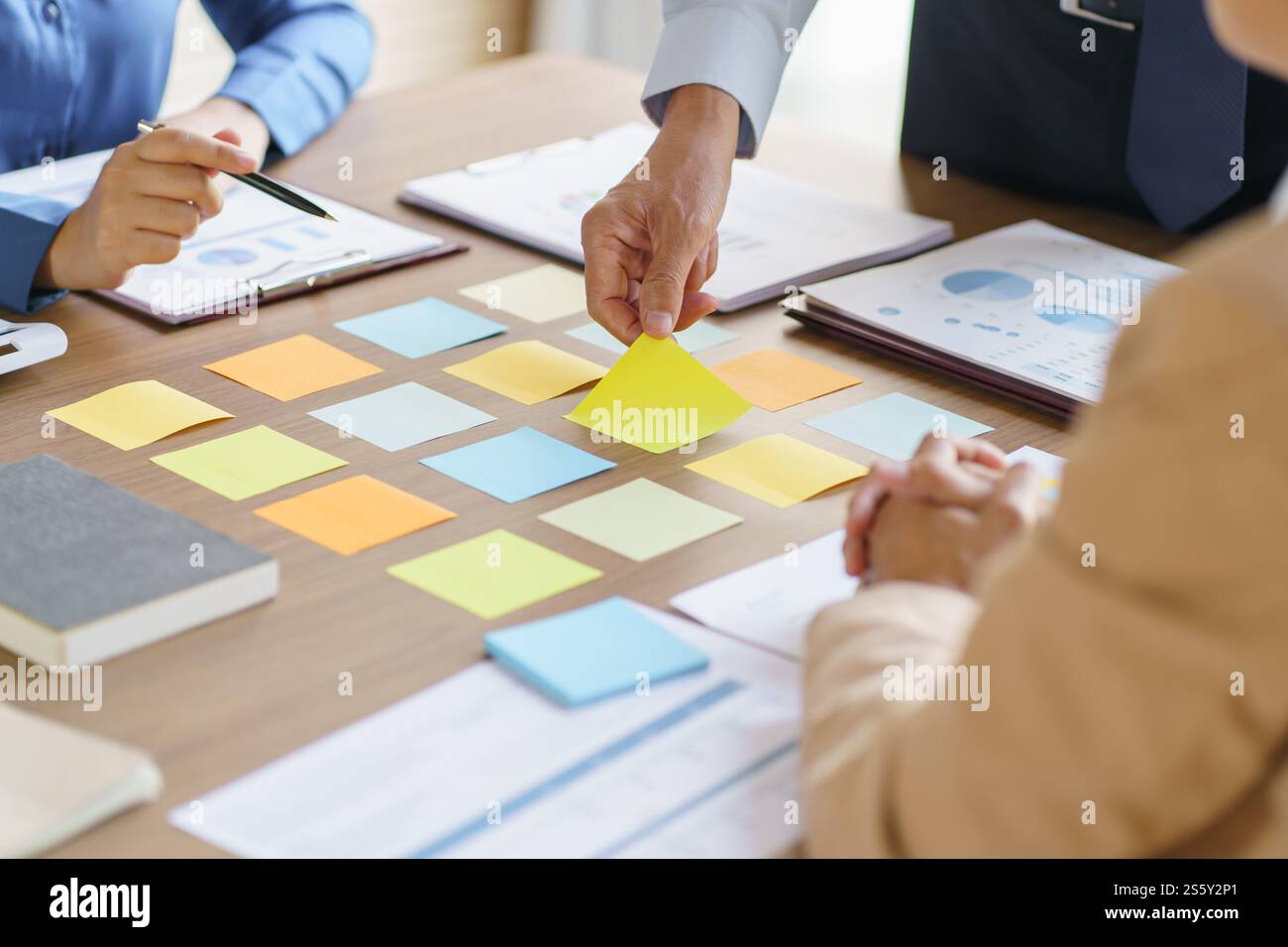 Business People brainstorming Meeting Design Ideas use post it notes to ...