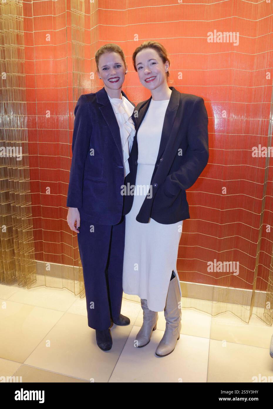 14.01.2025, Frederike Linke und Sarah Elena Koch zur Premiere von ...