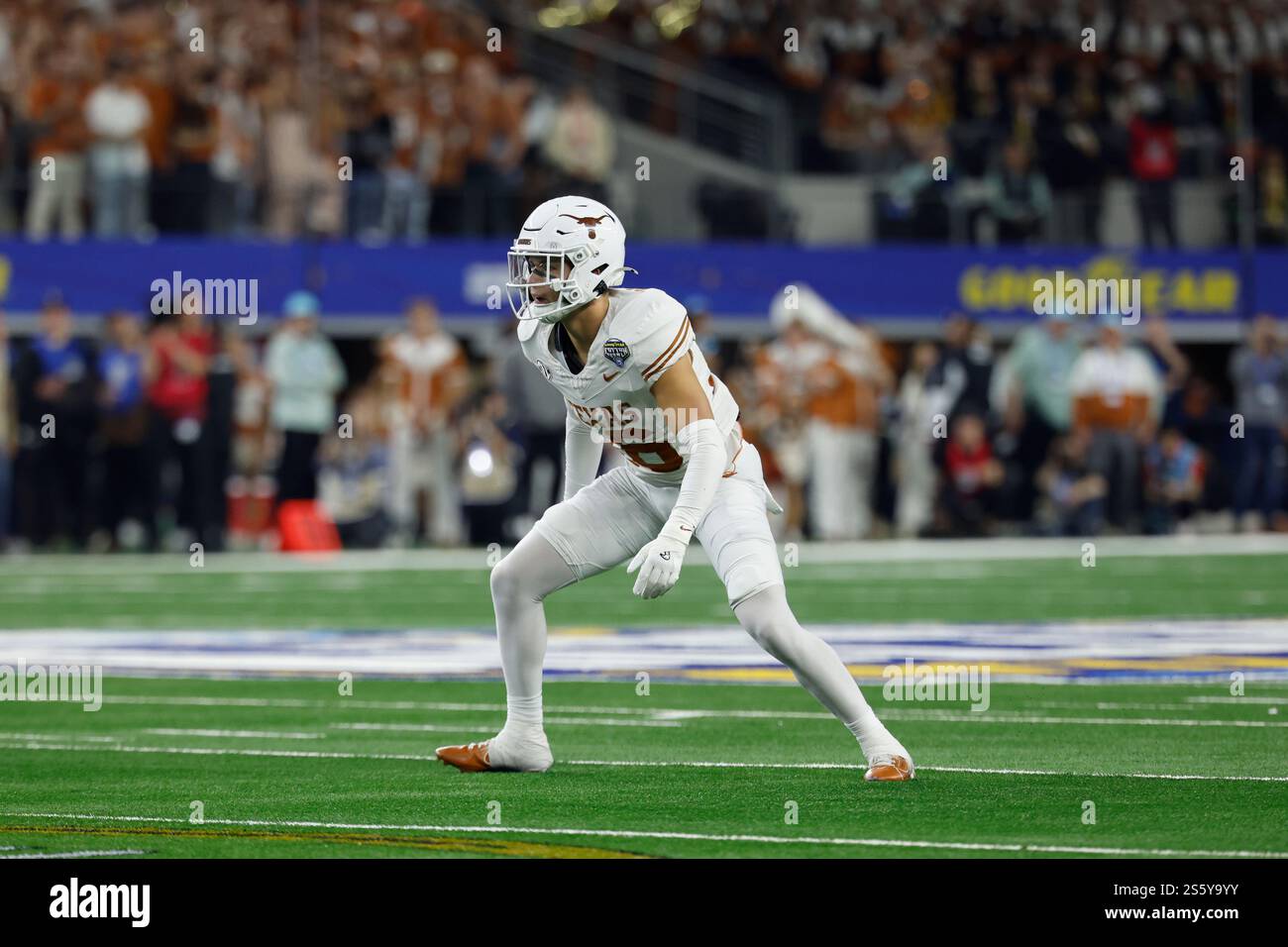 University of Texas defensive back Michael Taaffe (16) looks to defend ...