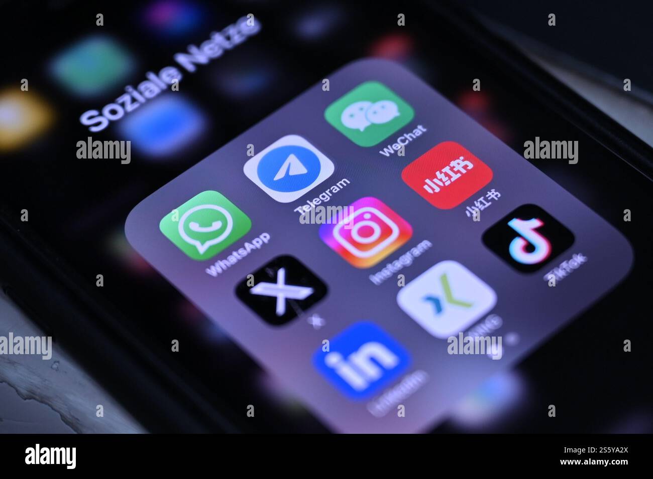 Peking, China. 15th Jan, 2025. The red logo of the Chinese app ...