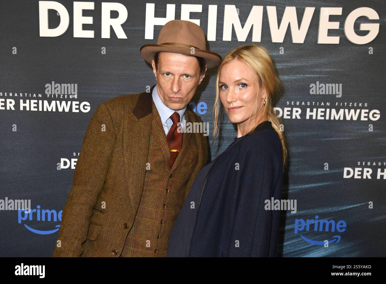 Alexander Scheer und Isabel Thierauch bei „Der Heimweg“ Film Premiere ...